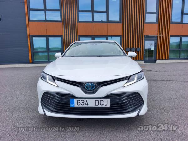 White Toyota Camry 2019 in Tallinn, with an engine capacity of 2.50 L and mileage of 250 thousand km for 15900 €, photo 1 on AUTOMOTO.COM.LV