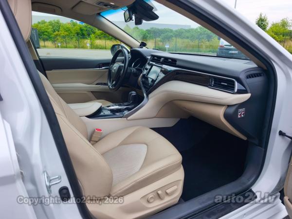 White Toyota Camry 2019 in Tallinn, with an engine capacity of 2.50 L and mileage of 250 thousand km for 15900 €, photo 7 on AUTOMOTO.COM.LV