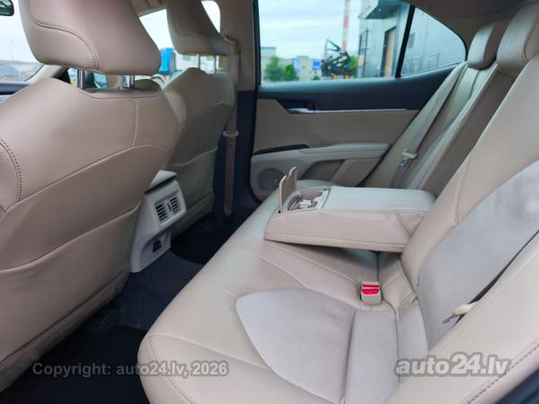White Toyota Camry 2019 in Tallinn, with an engine capacity of 2.50 L and mileage of 250 thousand km for 15900 €, photo 8 on AUTOMOTO.COM.LV