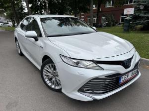 White Toyota Camry 2019 in Vilnius, with an engine capacity of 2.49 L and mileage of 205 thousand km for 18900 €, photo  on AUTOMOTO.COM.LV