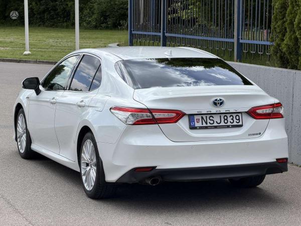 White Toyota Camry 2019 in Vilnius, with an engine capacity of 2.49 L and mileage of 234 thousand km for 17000 €, photo 2 on AUTOMOTO.COM.LV