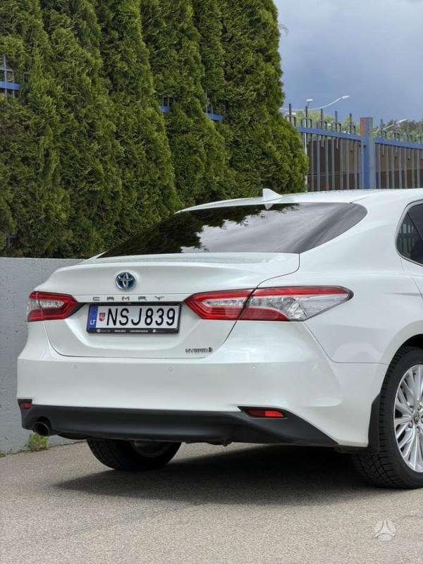 White Toyota Camry 2019 in Vilnius, with an engine capacity of 2.49 L and mileage of 234 thousand km for 17000 €, photo 5 on AUTOMOTO.COM.LV