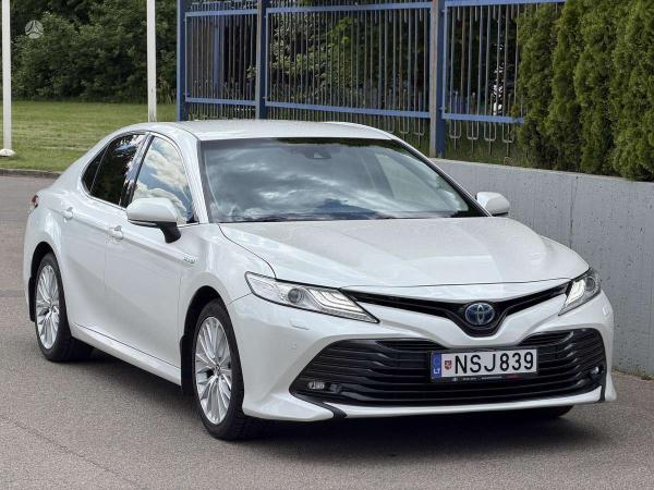 White Toyota Camry 2019 in Vilnius, with an engine capacity of 2.49 L and mileage of 234 thousand km for 17000 €, photo 6 on AUTOMOTO.COM.LV