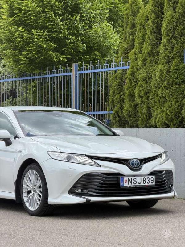 White Toyota Camry 2019 in Vilnius, with an engine capacity of 2.49 L and mileage of 234 thousand km for 17000 €, photo 7 on AUTOMOTO.COM.LV