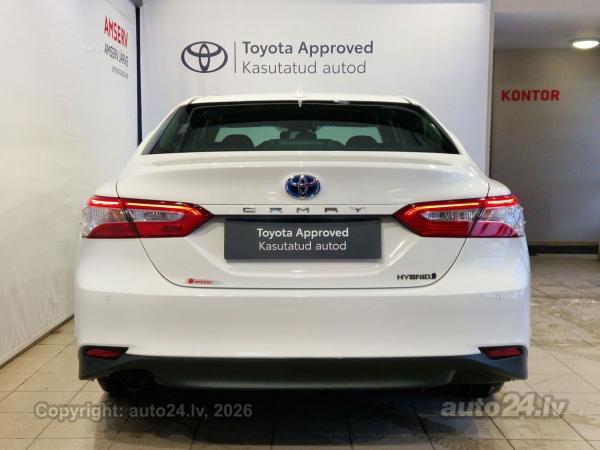 White Toyota Camry 2020 in Tallinn, with an engine capacity of 2.50 L and mileage of 95 thousand km for 21490 €, photo 4 on AUTOMOTO.COM.LV