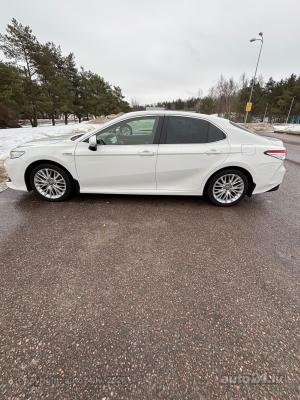 White Toyota Camry 2020 in Tallinn, with an engine capacity of 2.50 L and mileage of 209 thousand km for 16900 €, photo 3 on AUTOMOTO.COM.LV