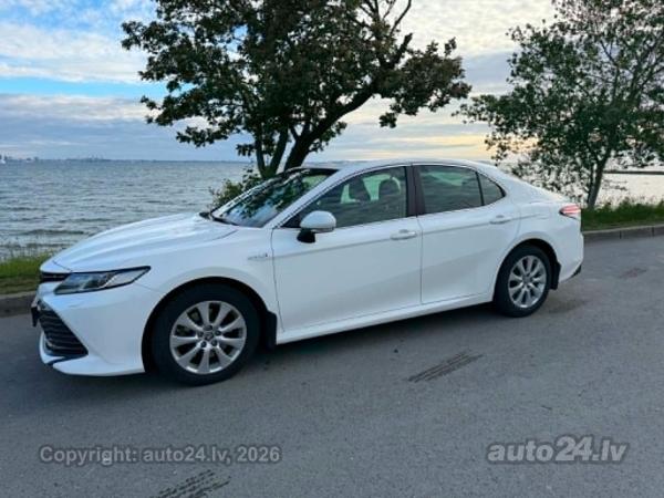 Balts Toyota Camry 2020 Tallina, ar dzinēja tilpumu 2.50 L un nobraukumu 141 tūkst. km par 19999 €, foto 1 vietnē AUTOMOTO.COM.LV