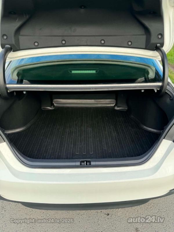 Balts Toyota Camry 2020 Tallina, ar dzinēja tilpumu 2.50 L un nobraukumu 141 tūkst. km par 19999 €, foto 6 vietnē AUTOMOTO.COM.LV