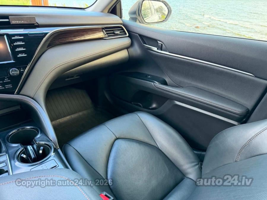 Balts Toyota Camry 2020 Tallina, ar dzinēja tilpumu 2.50 L un nobraukumu 141 tūkst. km par 19999 €, foto 11 vietnē AUTOMOTO.COM.LV