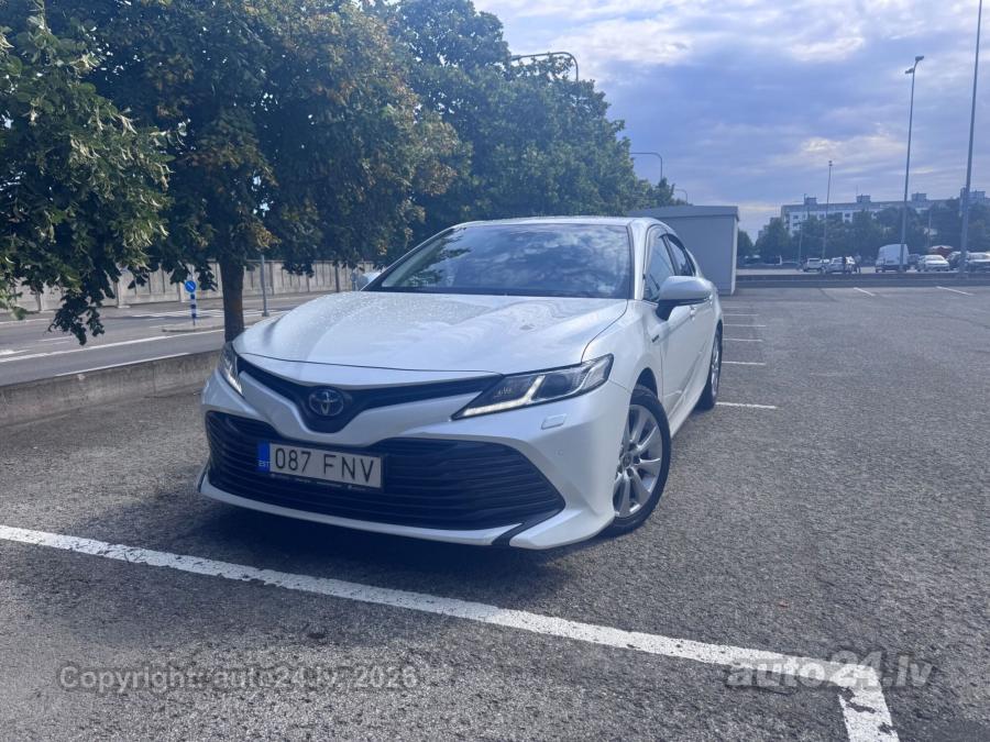 White Toyota Camry 2020 in Tallinn, with an engine capacity of 2.50 L and mileage of 234 thousand km for 18900 €, photo 1 on AUTOMOTO.COM.LV
