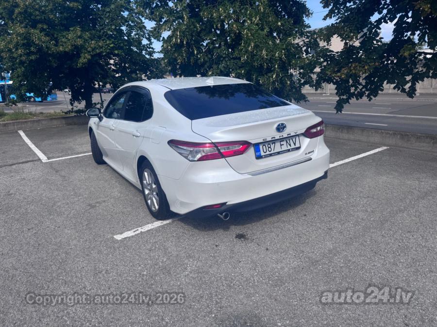 White Toyota Camry 2020 in Tallinn, with an engine capacity of 2.50 L and mileage of 234 thousand km for 18900 €, photo 5 on AUTOMOTO.COM.LV