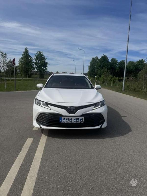 Balts Toyota Camry 2020 Viļņa, ar dzinēja tilpumu 2.49 L un nobraukumu 205 tūkst. km par 18300 €, foto 1 vietnē AUTOMOTO.COM.LV