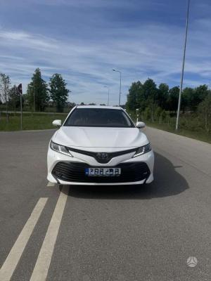 Белый Тойота Камри 2020 в Вильнюс, объемом двигателя 2.49 л и пробегом 205 тыс. км за 18300 €, фото  на AUTOMOTO.COM.LV