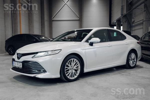 White Toyota Camry 2021 in Riga, with an engine capacity of 2.50 L and mileage of 99 thousand km for 23490 €, photo 2 on AUTOMOTO.COM.LV