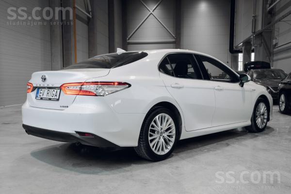 White Toyota Camry 2021 in Riga, with an engine capacity of 2.50 L and mileage of 99 thousand km for 23490 €, photo 4 on AUTOMOTO.COM.LV