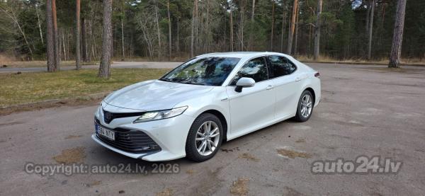 Balts Toyota Camry 2021 Tallina, ar dzinēja tilpumu 2.50 L un nobraukumu 100 tūkst. km par 23990 €, foto 1 vietnē AUTOMOTO.COM.LV
