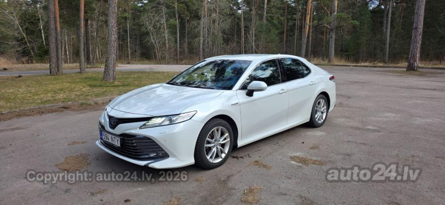 White Toyota Camry 2021 in Tallinn, with an engine capacity of 2.50 L and mileage of 100 thousand km for 23990 €, photo 1 on AUTOMOTO.COM.LV