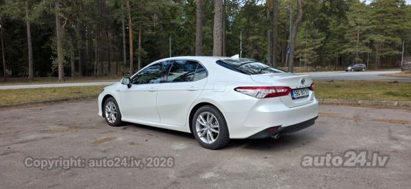 Balts Toyota Camry 2021 Tallina, ar dzinēja tilpumu 2.50 L un nobraukumu 100 tūkst. km par 23990 €, foto 2 vietnē AUTOMOTO.COM.LV