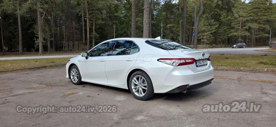 White Toyota Camry 2021 in Tallinn, with an engine capacity of 2.50 L and mileage of 100 thousand km for 23990 €, photo 3 on AUTOMOTO.COM.LV