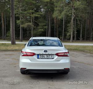 White Toyota Camry 2021 in Tallinn, with an engine capacity of 2.50 L and mileage of 100 thousand km for 23990 €, photo 6 on AUTOMOTO.COM.LV