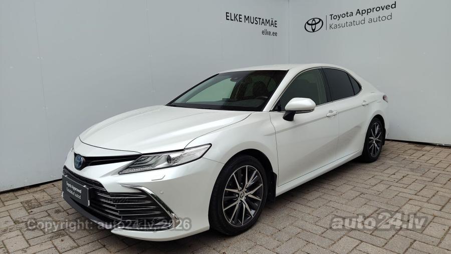 White Toyota Camry 2021 in Tallinn, with an engine capacity of 2.49 L and mileage of 89 thousand km for 26995 €, photo 1 on AUTOMOTO.COM.LV