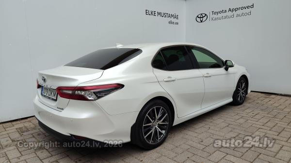 White Toyota Camry 2021 in Tallinn, with an engine capacity of 2.49 L and mileage of 89 thousand km for 26995 €, photo 2 on AUTOMOTO.COM.LV