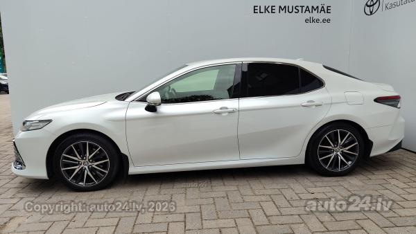 White Toyota Camry 2021 in Tallinn, with an engine capacity of 2.49 L and mileage of 89 thousand km for 26995 €, photo 3 on AUTOMOTO.COM.LV