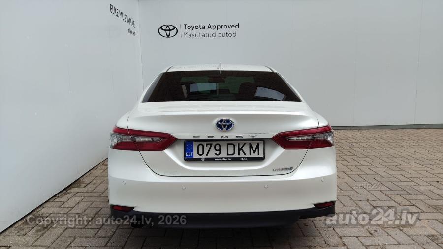 White Toyota Camry 2021 in Tallinn, with an engine capacity of 2.49 L and mileage of 89 thousand km for 26995 €, photo 5 on AUTOMOTO.COM.LV