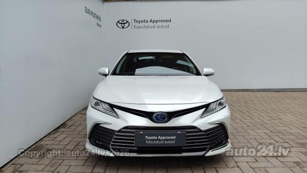 White Toyota Camry 2021 in Tallinn, with an engine capacity of 2.49 L and mileage of 89 thousand km for 26995 €, photo 5 on AUTOMOTO.COM.LV