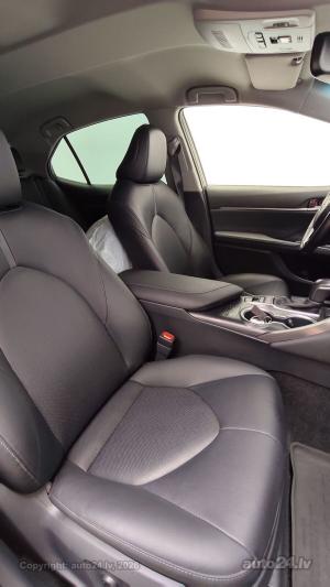 White Toyota Camry 2021 in Tallinn, with an engine capacity of 2.49 L and mileage of 89 thousand km for 26995 €, photo 7 on AUTOMOTO.COM.LV