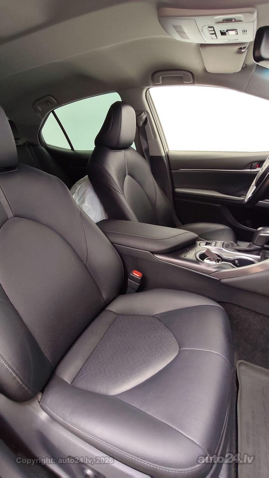White Toyota Camry 2021 in Tallinn, with an engine capacity of 2.49 L and mileage of 89 thousand km for 26995 €, photo 7 on AUTOMOTO.COM.LV
