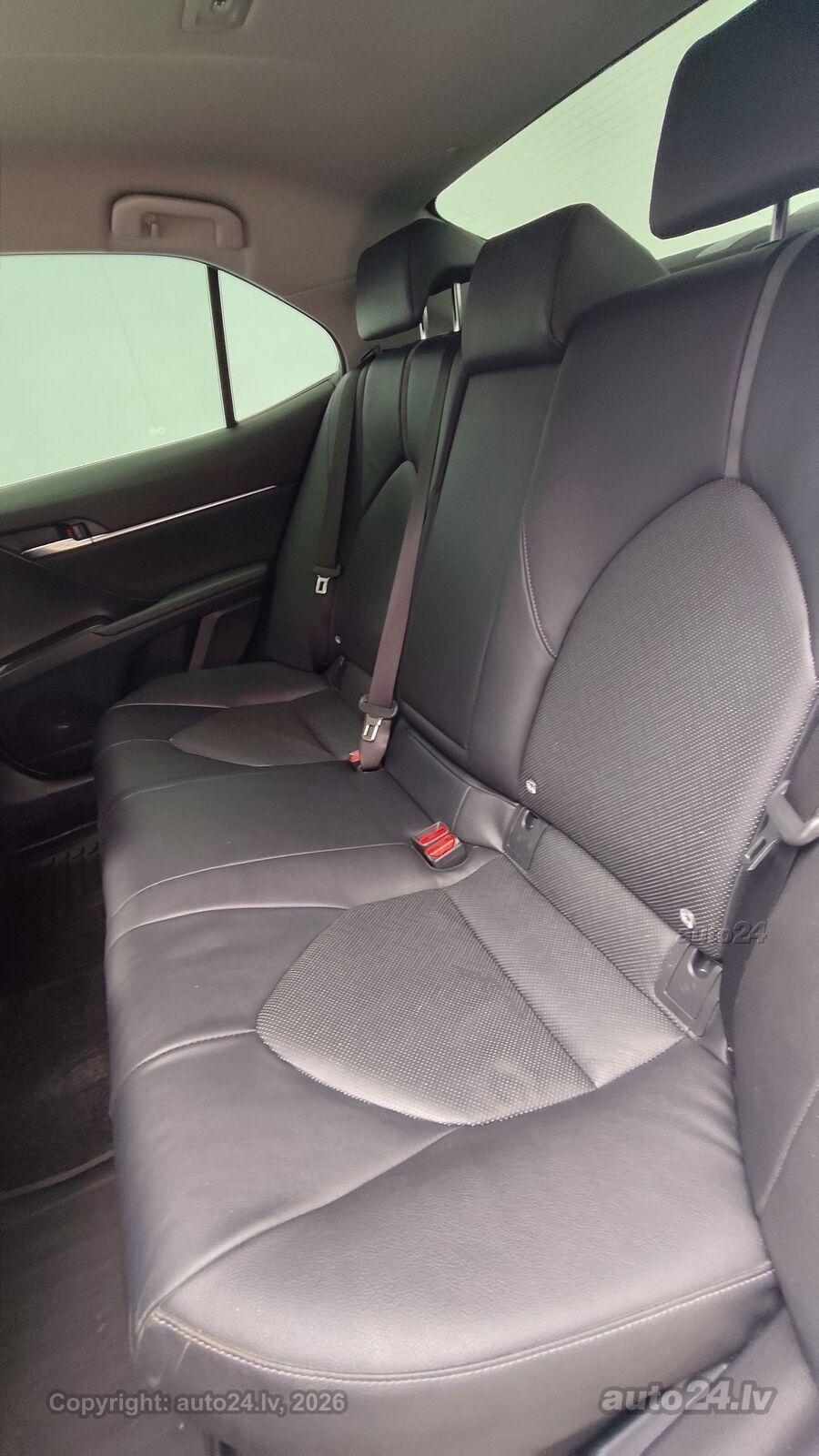 White Toyota Camry 2021 in Tallinn, with an engine capacity of 2.49 L and mileage of 89 thousand km for 26995 €, photo 8 on AUTOMOTO.COM.LV