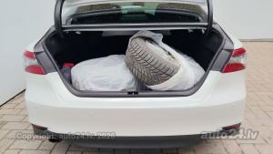 White Toyota Camry 2021 in Tallinn, with an engine capacity of 2.49 L and mileage of 89 thousand km for 26995 €, photo 10 on AUTOMOTO.COM.LV