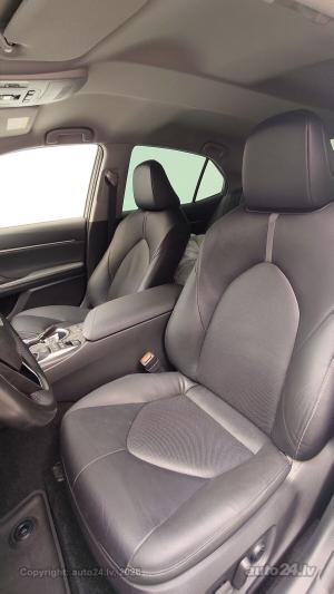 White Toyota Camry 2021 in Tallinn, with an engine capacity of 2.49 L and mileage of 89 thousand km for 26995 €, photo 11 on AUTOMOTO.COM.LV