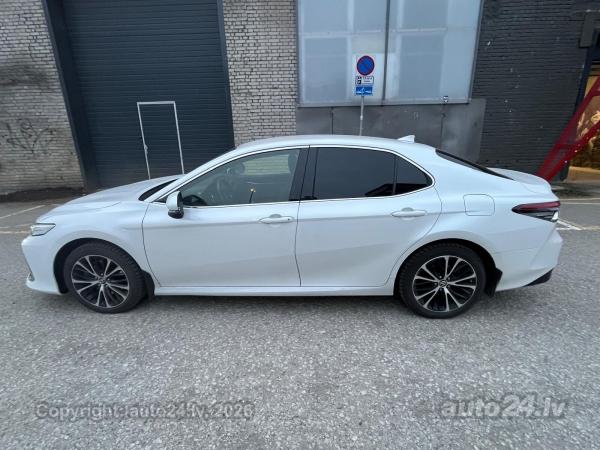 Balts Toyota Camry 2021 Tallina, ar dzinēja tilpumu 2.50 L un nobraukumu 158 tūkst. km par 23900 €, foto 2 vietnē AUTOMOTO.COM.LV