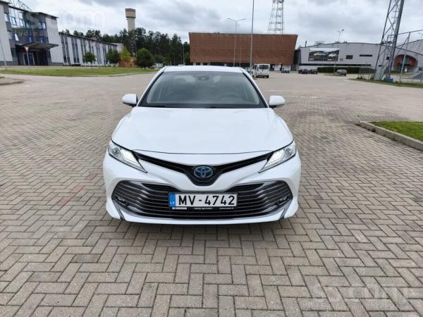 Balts Toyota Camry 2021 Rīga, ar dzinēja tilpumu 2.50 L un nobraukumu 124 tūkst. km par 24500 €, foto 1 vietnē AUTOMOTO.COM.LV