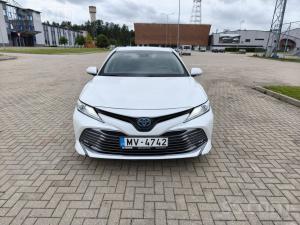 White Toyota Camry 2021 in Riga, with an engine capacity of 2.50 L and mileage of 124 thousand km for 24500 €, photo  on AUTOMOTO.COM.LV
