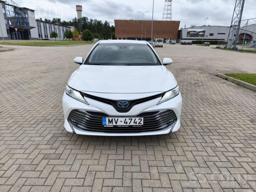 Balts Toyota Camry 2021 Rīga, ar dzinēja tilpumu 2.50 L un nobraukumu 124 tūkst. km par 24500 €, foto 1 vietnē AUTOMOTO.COM.LV