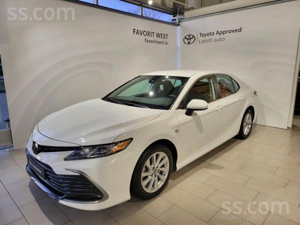 Balts Toyota Camry 2022 Ventspils, ar dzinēja tilpumu 2.50 L un nobraukumu 19 tūkst. km par 20100 €, foto 1 vietnē AUTOMOTO.COM.LV