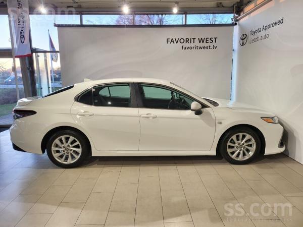 Balts Toyota Camry 2022 Ventspils, ar dzinēja tilpumu 2.50 L un nobraukumu 19 tūkst. km par 20100 €, foto 3 vietnē AUTOMOTO.COM.LV