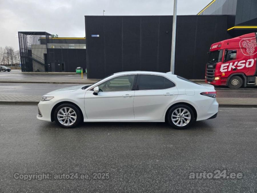 Balts Toyota Camry 2023 Tallina, ar dzinēja tilpumu 2.50 L un nobraukumu 87 tūkst. km par 29000 €, foto 3 vietnē AUTOMOTO.COM.LV