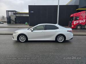 White Toyota Camry 2023 in Tallinn, with an engine capacity of 2.50 L and mileage of 87 thousand km for 29000 €, photo 3 on AUTOMOTO.COM.LV