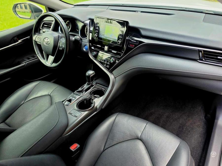 White Toyota Camry 2023 in Taurage, with an engine capacity of 2.49 L and mileage of 178 thousand km for 16400 €, photo 23 on AUTOMOTO.COM.LV