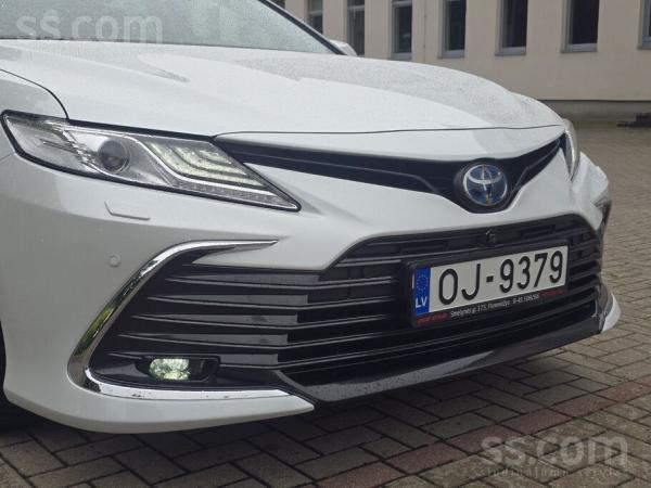 Белый Тойота Камри 2023 в Елгава, объемом двигателя 2.50 л и пробегом 52 тыс. км за 31000 €, фото 3 на AUTOMOTO.COM.LV