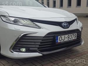Белый Тойота Камри 2023 в Елгава, объемом двигателя 2.50 л и пробегом 52 тыс. км за 31000 €, фото 4 на AUTOMOTO.COM.LV