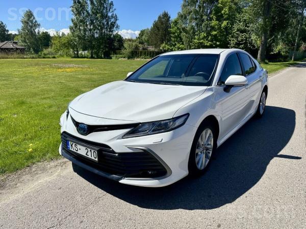 Balts Toyota Camry 2023 Rīga, ar dzinēja tilpumu 2.50 L un nobraukumu 60 tūkst. km par 28500 €, foto 1 vietnē AUTOMOTO.COM.LV