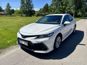 White Toyota Camry 2023 in Riga, with an engine capacity of 2.50 L and mileage of 60 thousand km for 28500 €, photo  on AUTOMOTO.COM.LV