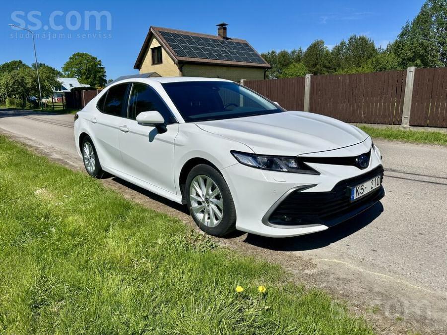White Toyota Camry 2023 in Riga, with an engine capacity of 2.50 L and mileage of 60 thousand km for 28500 €, photo 3 on AUTOMOTO.COM.LV