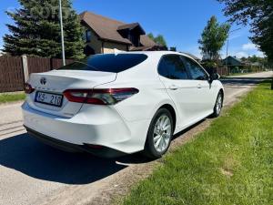 White Toyota Camry 2023 in Riga, with an engine capacity of 2.50 L and mileage of 60 thousand km for 28500 €, photo 4 on AUTOMOTO.COM.LV