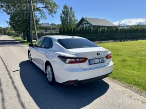 White Toyota Camry 2023 in Riga, with an engine capacity of 2.50 L and mileage of 60 thousand km for 28500 €, photo 5 on AUTOMOTO.COM.LV